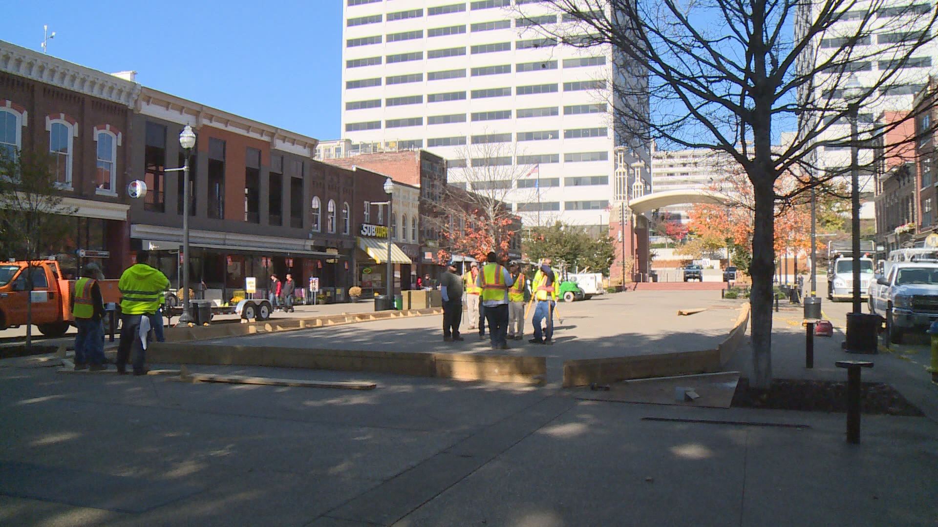 Market Square ice skating rink under construction | wbir.com