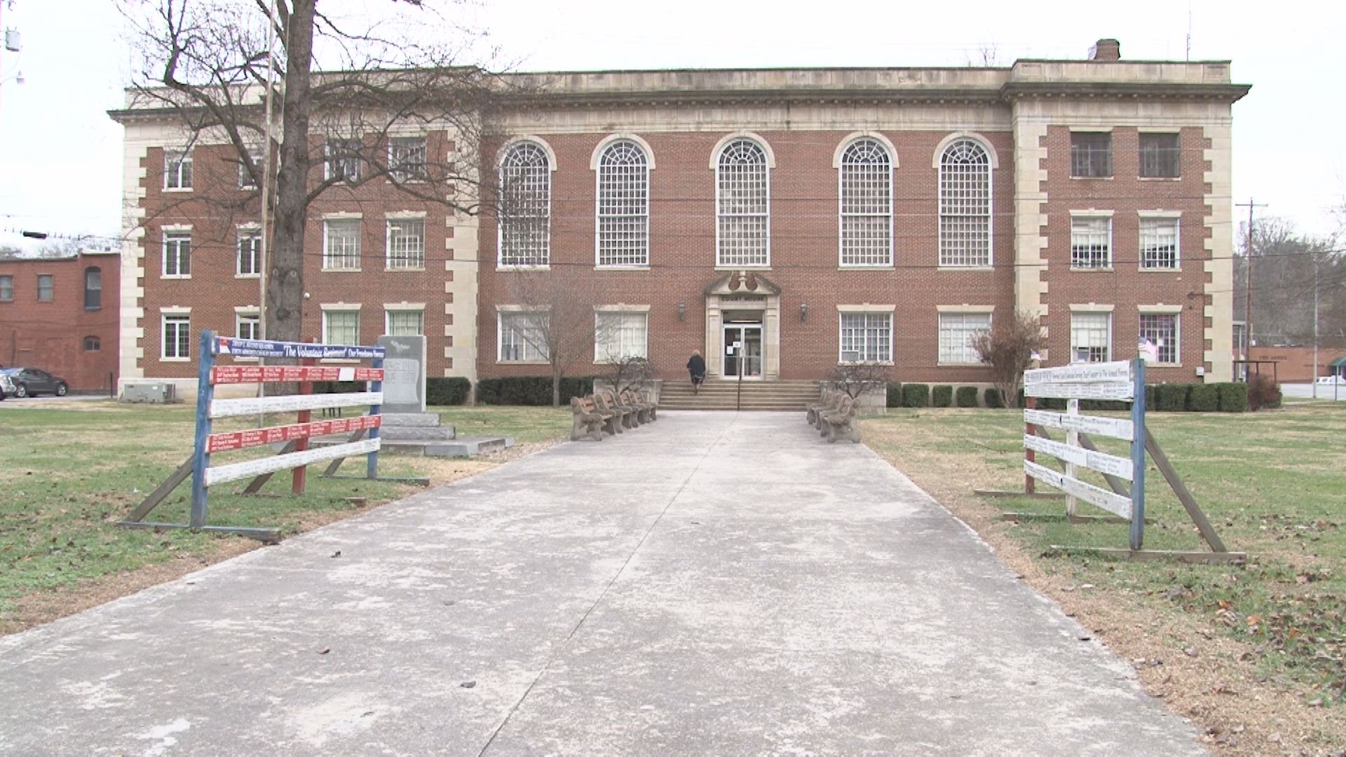 Coroner resigns after being banned from crime scenes | wbir.com