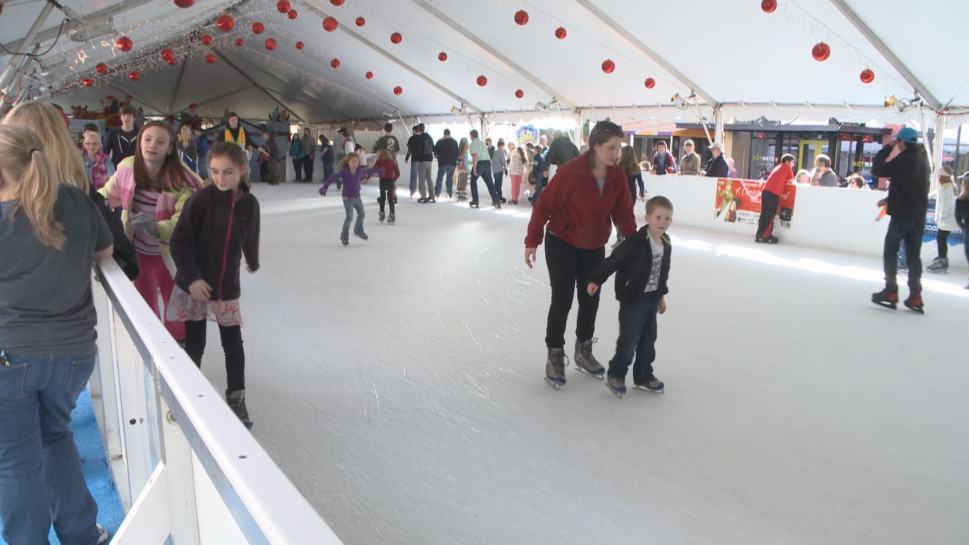 Skaters pack Market Square rink for last day of the season | wbir.com