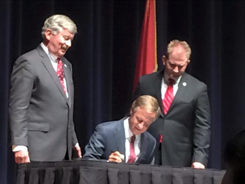 Haslam signs victim photo bill | wbir.com