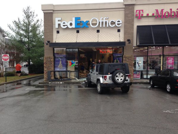 Jeep crashes into Chattanooga FedEx store | wbir.com